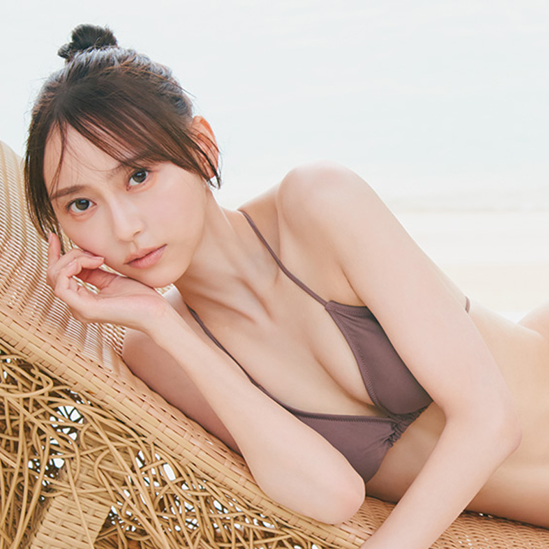 乃木坂46弓木奈於、初公開となる水着姿を披露 1st写真集より最新先行カット解禁！｜BOMBweb