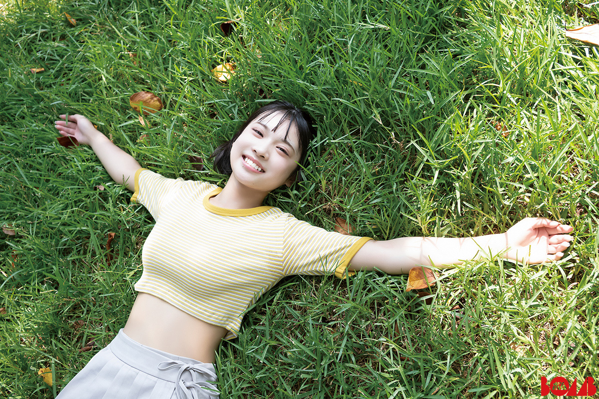 NMB48芳賀礼、弾ける笑顔の18歳！ボム初グラビアに瑞々しく挑戦!!｜BOMBweb