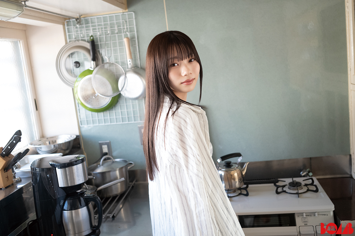 乃木坂46岡本姫奈、彼女感たっぷりのグラビアを！｜BOMBweb