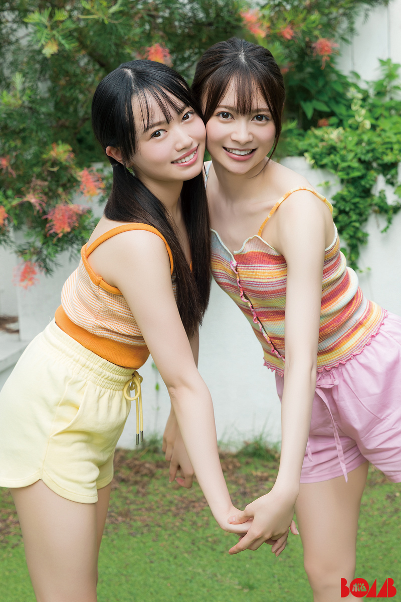 AKB48伊藤百花＆花田藍衣、“花×花コンビ”が笑顔あふれる初ペアグラビアを！｜BOMBweb