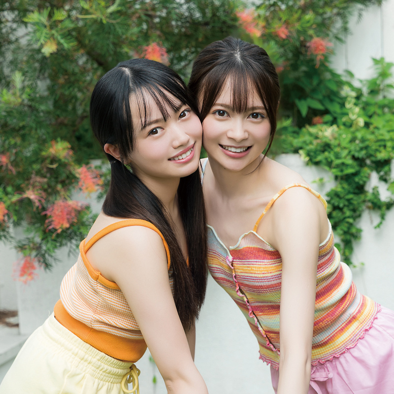 AKB48伊藤百花＆花田藍衣、“花×花コンビ”が笑顔あふれる初ペアグラビアを！｜BOMBweb